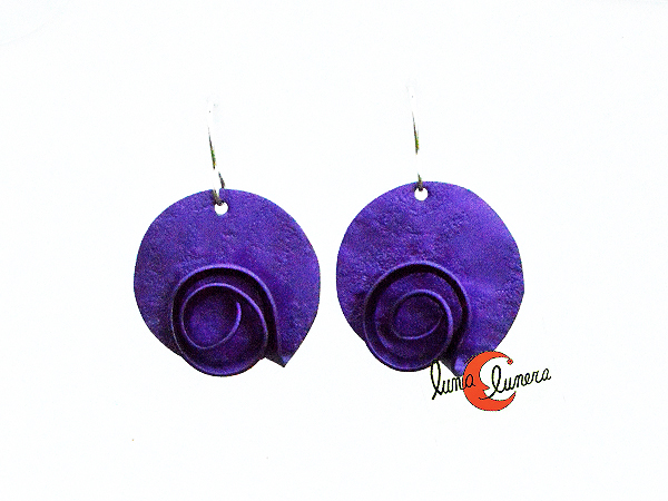 joyas artesanales hechas en aluminio con colores llamativos y diseños ...